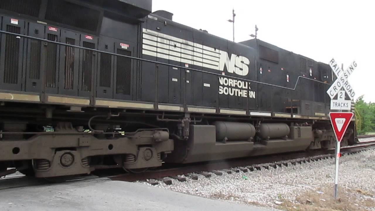 General Electric Dash 9 Running Lite On Rusty Railway Spur - YouTube