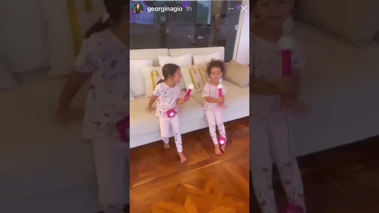 Estas dulzuras son las hijas de CRiSTIANO RONALDO las amo 💖 y me encanta q escuchen mis ...