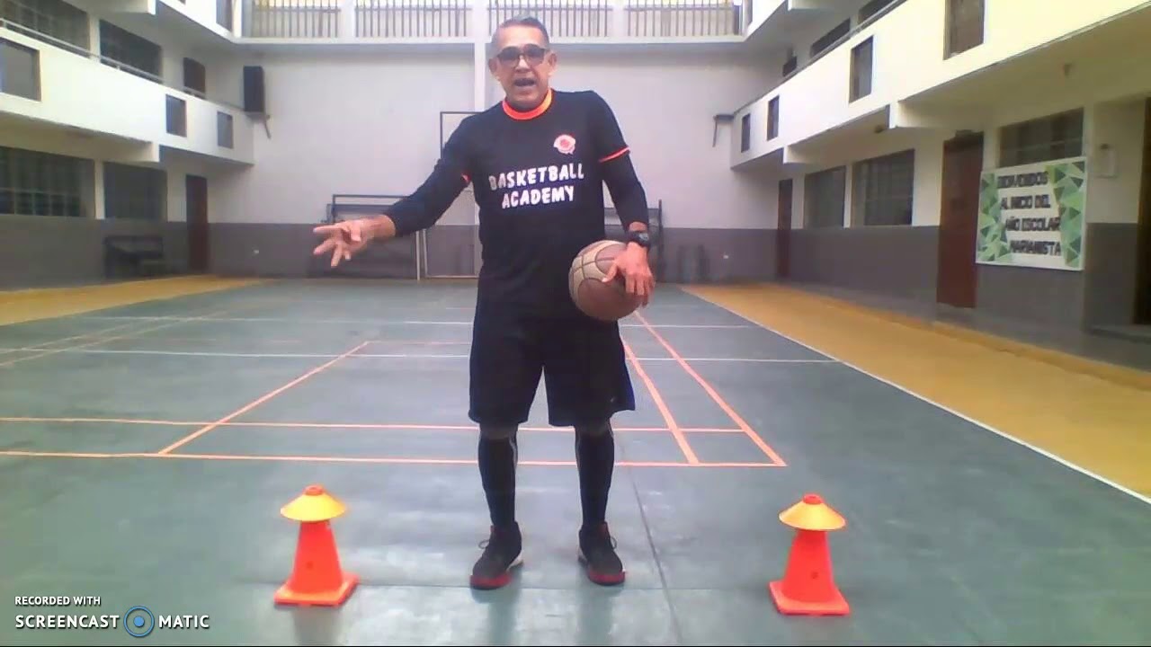 DIFERENTES FORMAS DE PASAR EL BALÓN - YouTube