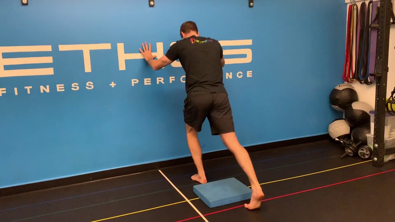 Wall leaning bodyweight split squat - YouTube