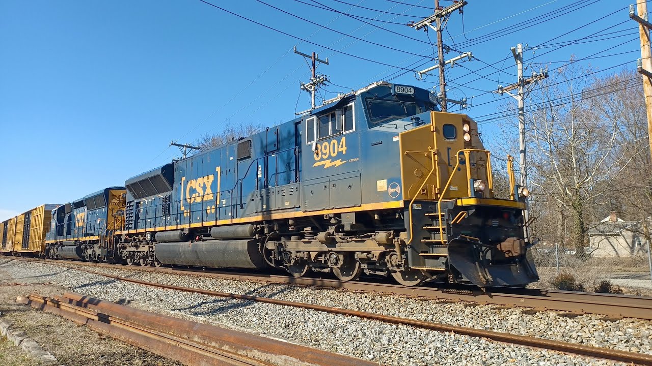 CSX ST70AH 8904 leads Q372 with 4 rare engines in Newark, Delaware ...