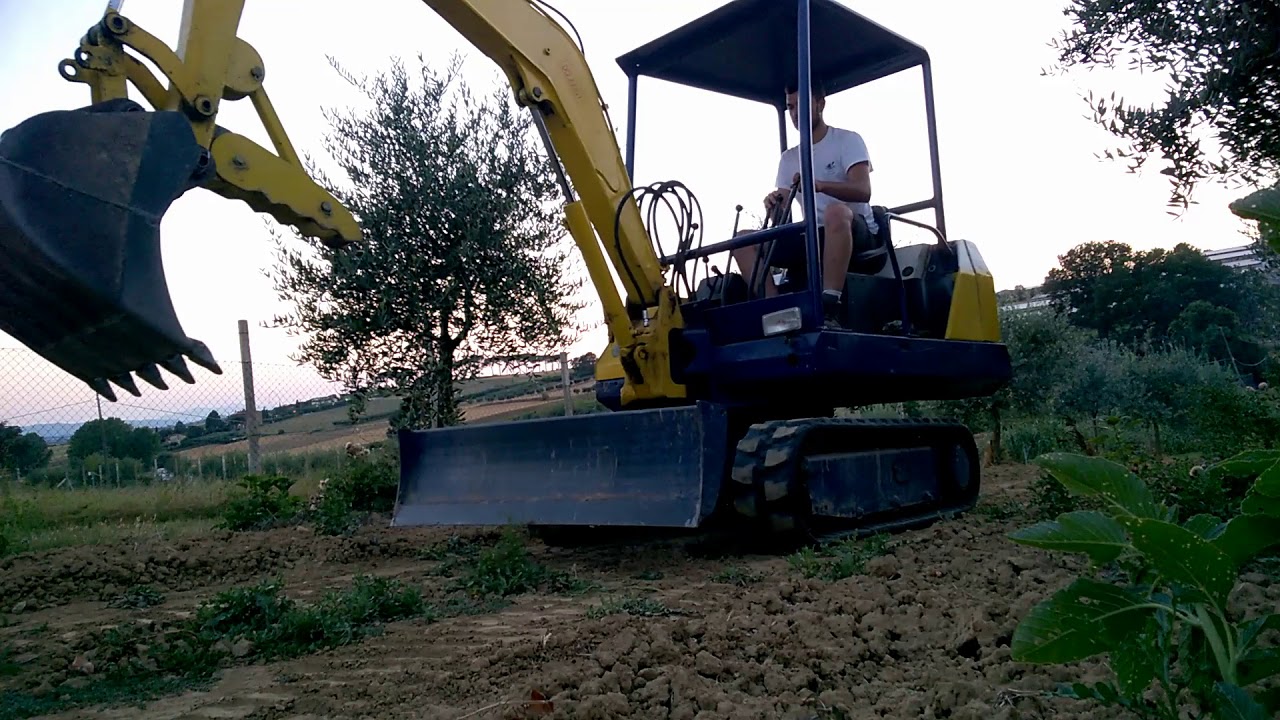 Miniescavatore komatsu PC 10-5 - YouTube
