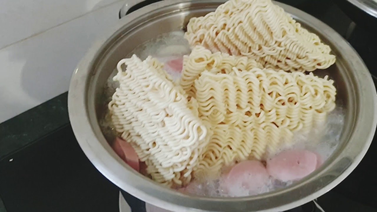 Korean Spicy Chicken Mie Sedaap Instant Noodles in a Soup way| 5 ...