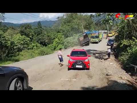 kejadian paling ditakuti detik detik truk terbalik ke jurang di tanjakan batu jomba - YouTube