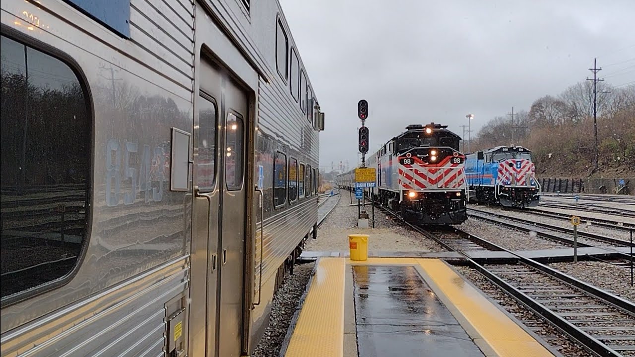 Metra F59PH-3 98 west arriving at Elgin, Illinois on December 3, 2023 ...