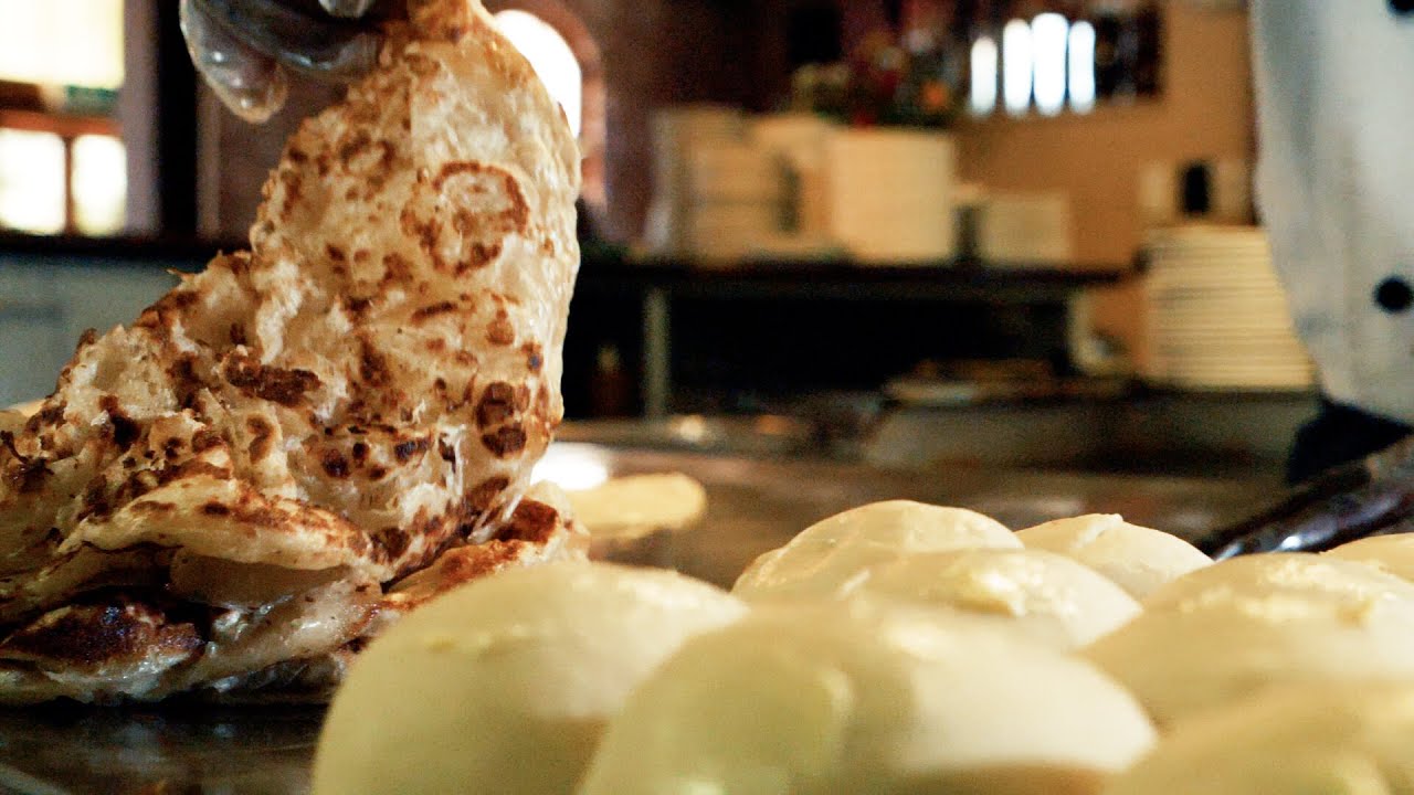 Istana Malaysia- making roti chanai - YouTube