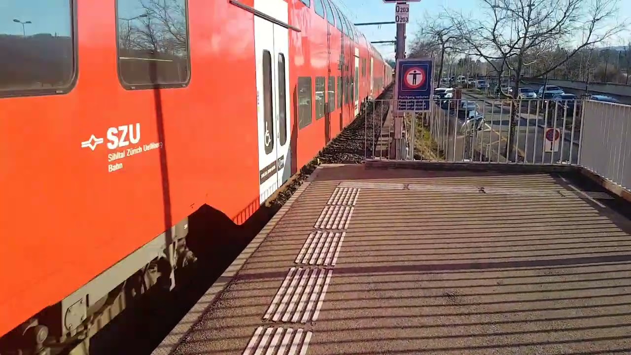 Eine SZU Re 456 mit SZU RPZ Pendel beim Halt in Zürich, Saalsporthalle ...