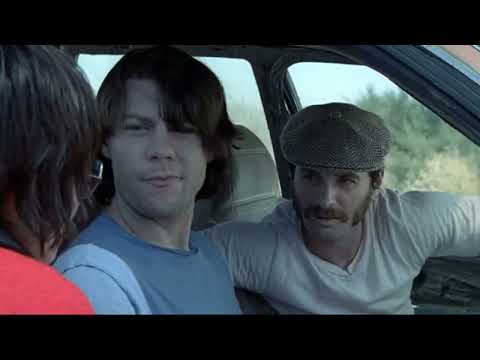 Kartal Bulut Doğan'a benzeyen adam yargı dağıtıyor.