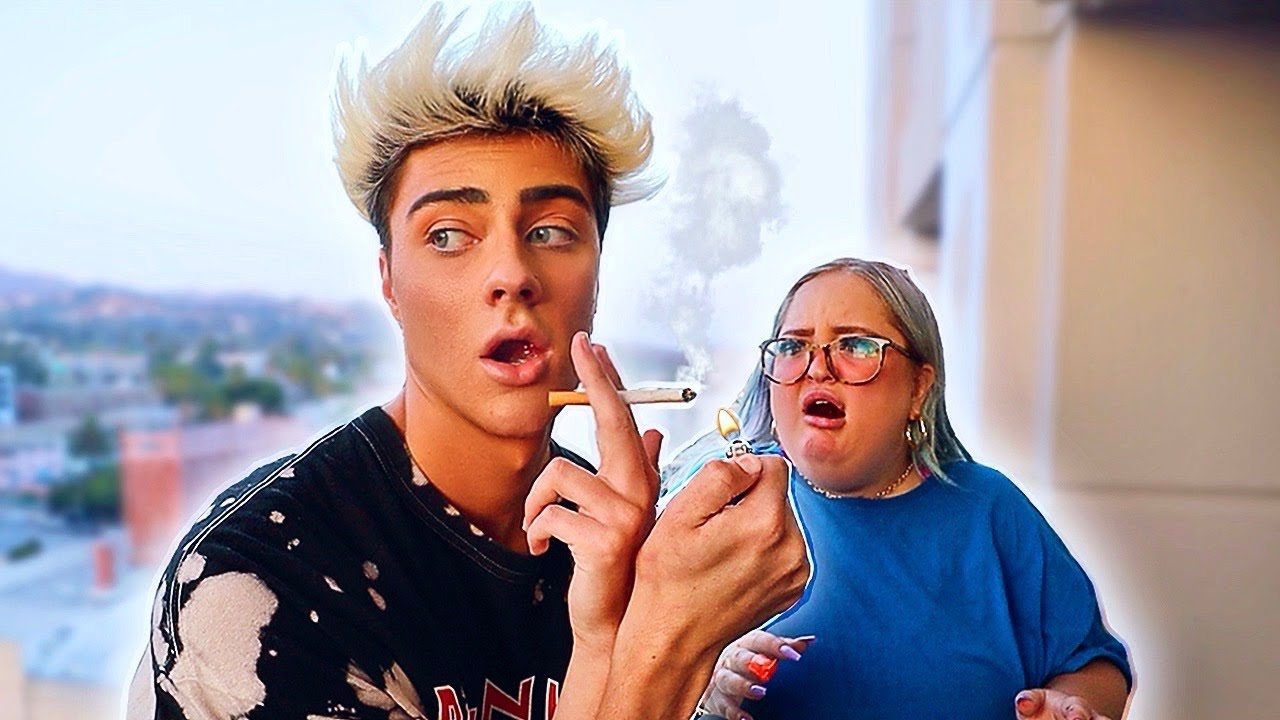 SMOKING CIGARETTE PRANK ON GIRLFRIEND! - YouTube