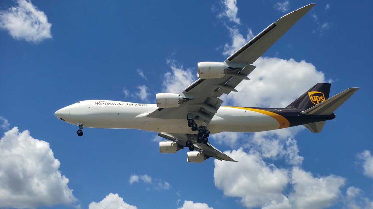 747-8 Landing in 4k - YouTube