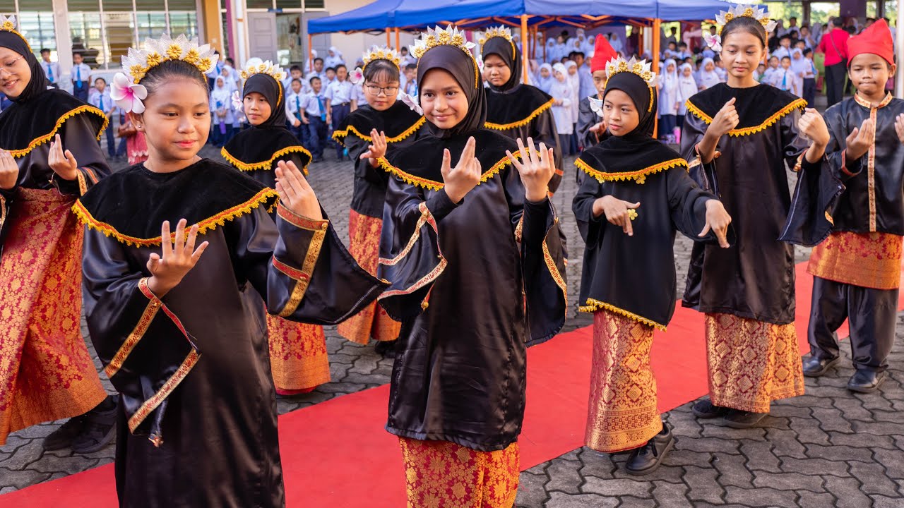 Persembahan Tarian Dia Datang oleh Kelab Kebudayaan. - YouTube