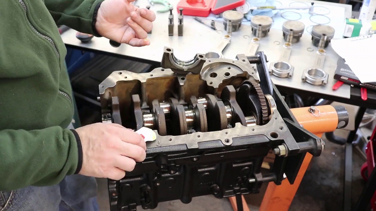 Crankshaft installation for VW Audi 1.8 Turbo - YouTube