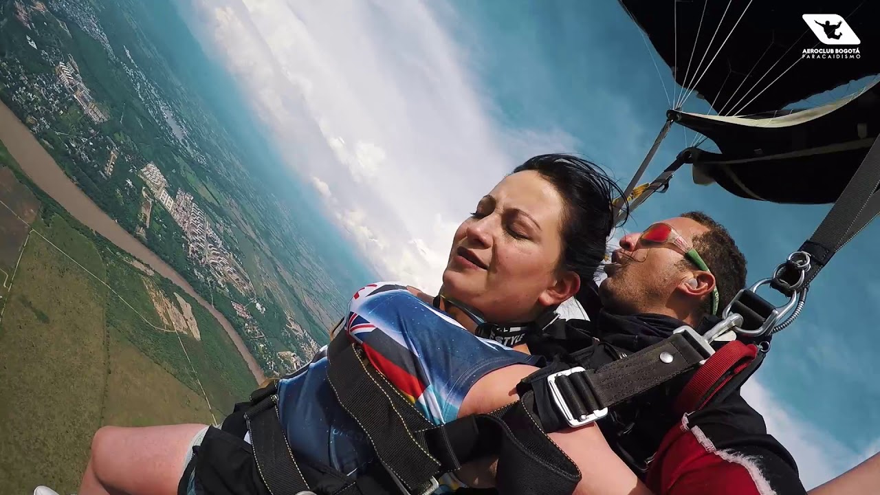 Elisa Marquez disfrutando el paracaidismo con Aeroclub Bogotá - YouTube