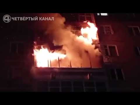 Огнем охвачено три этажа. Мощный пожар в Екатеринбурге