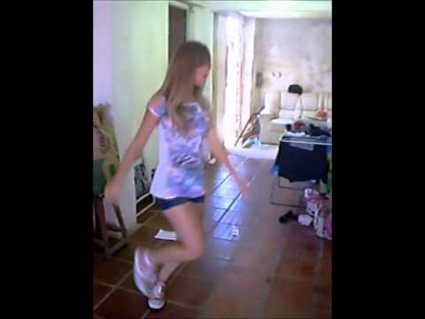LUANA E CRIS ''DANÇA KUDURO''.wmv