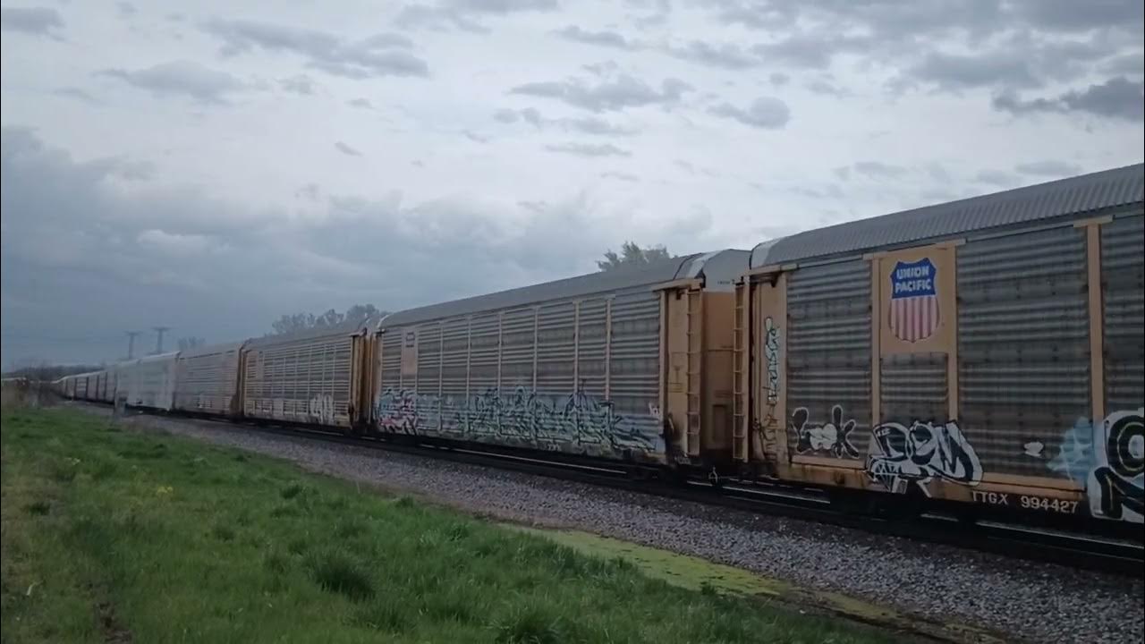 Slow BNSF 7502 leads a one unit Autorack train with a horn salute!!! - YouTube