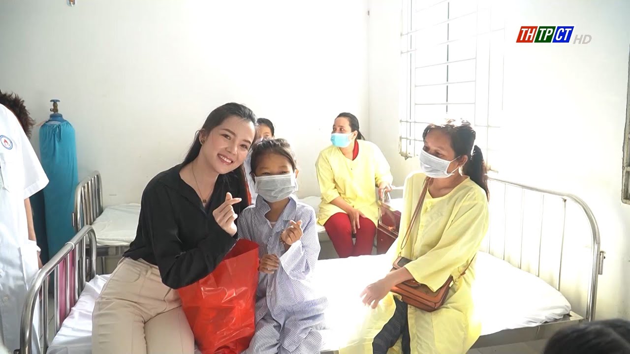 Giving gifts to children being treated at Cần Thơ Hospital of ...