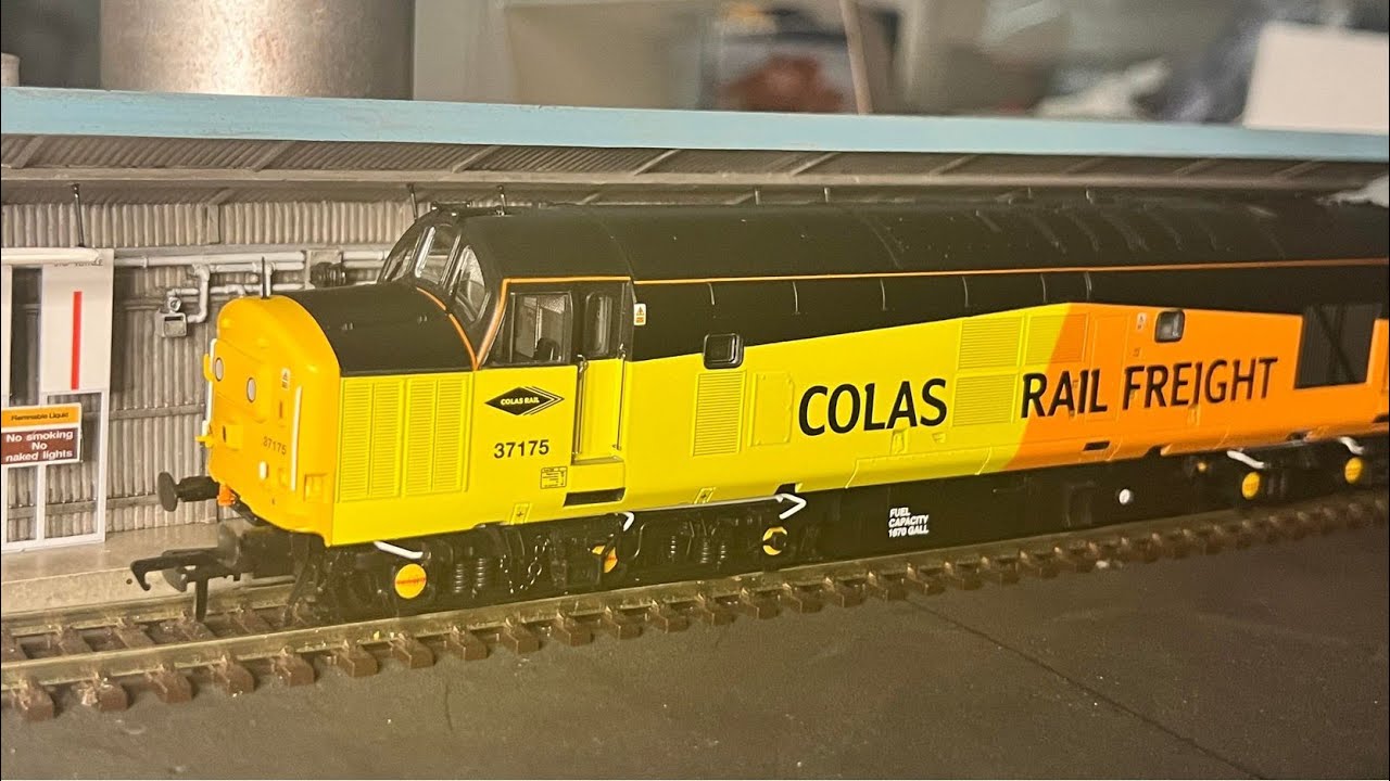 Bachaman Colas Class 37 Unboxing and Review 35-310SF - YouTube