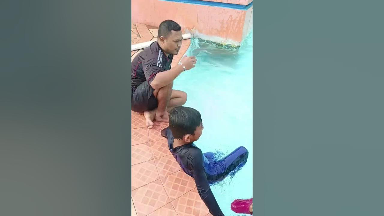 kegiatan berenang Sakha dan inkha bareng mama dan papa di kolam renang tepian Rajo - YouTube