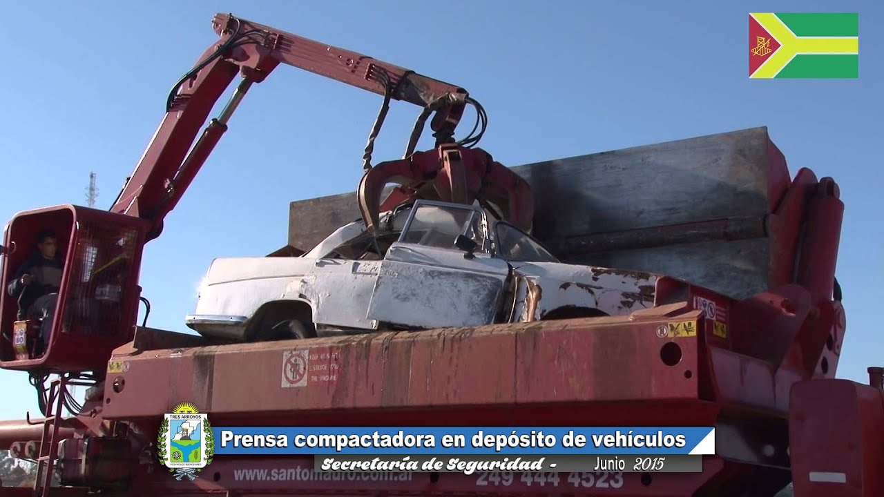 Prensa compactadora en el depósito de vehiculos de la Secretaría de ...