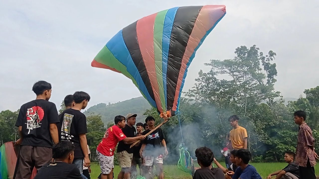 balon sempak desa semarum trenggalek - YouTube