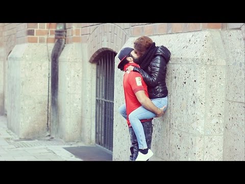 TOP 5 KISSING VIDEOS OF BARRYBEETV!