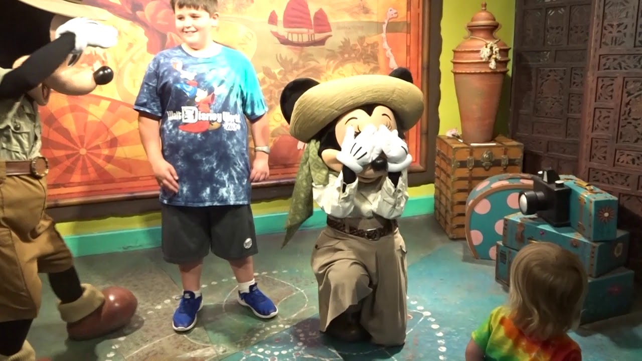 Lily meets Minnie! - YouTube
