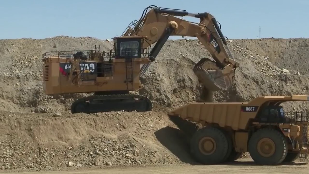 CAT 6040 LOADING CAT 789D TRUCK REVERSE VIDEO EXTREME MACHINES ...