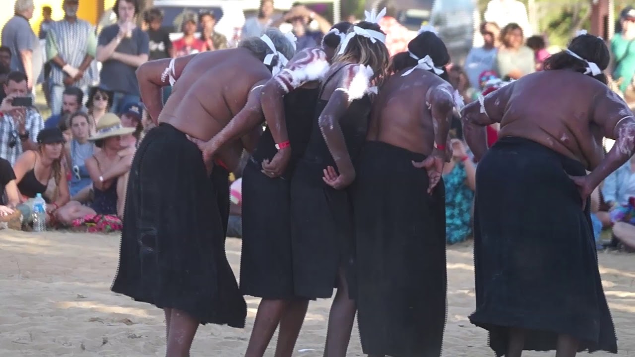 Aboriginal dancing from Yuendumu - YouTube