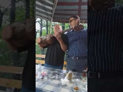 Şair-aparıcı Elbrus Məmmədov və xanəndə Ramin Nadiroğlu. Şəki Mustafabəy