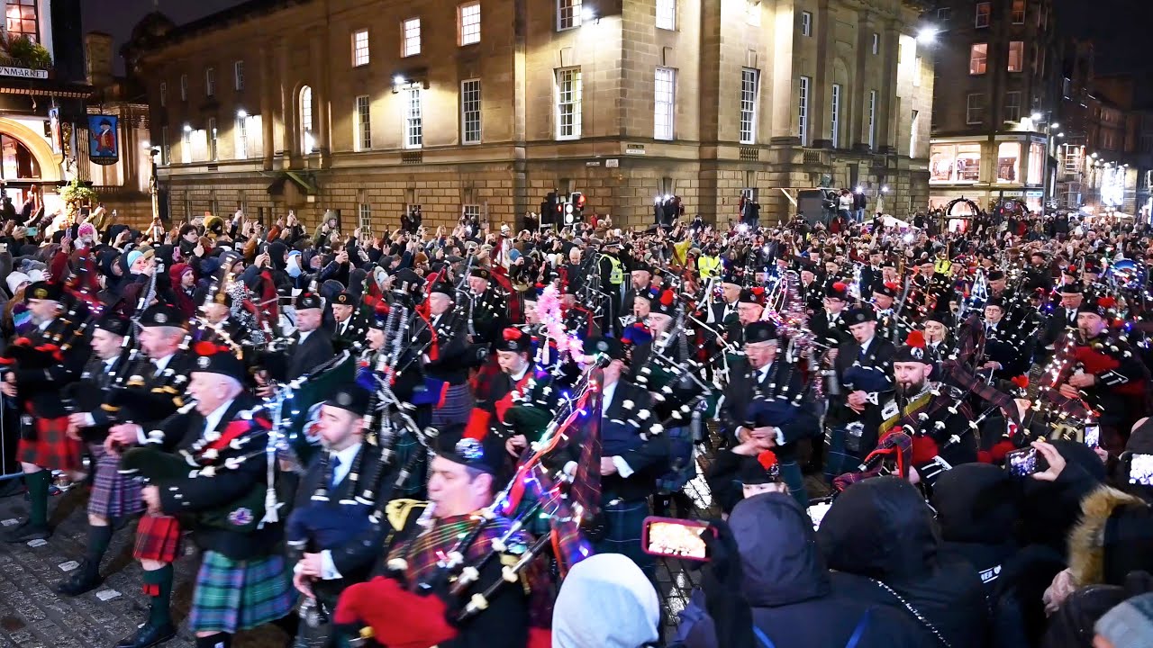 Torchlight Procession kicks off World Famous Edinburgh Hogmanay 2025 / ...