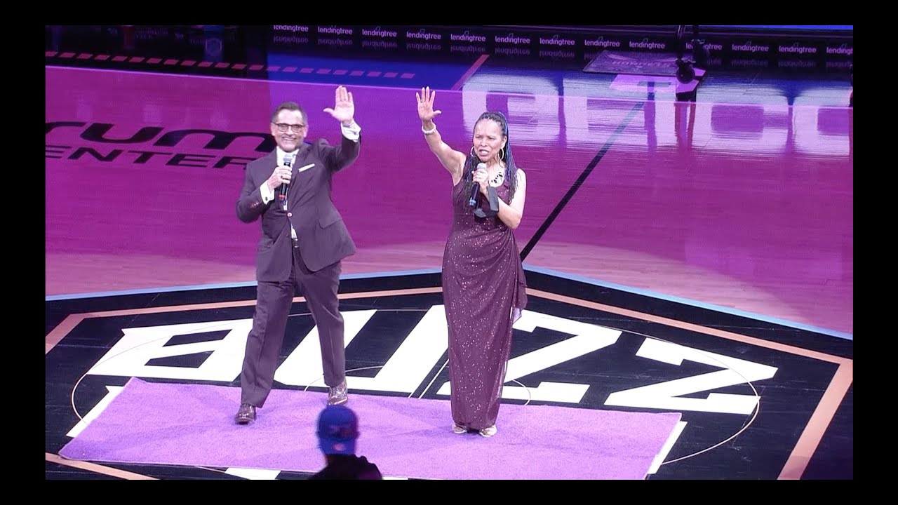 The Evasons Mentalist Duo interactive NBA halftime show for huge crowd ...
