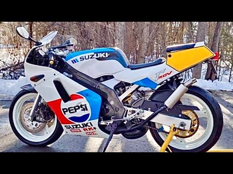 Suzuki RGV250 two stroke engine sound and walk round - YouTube