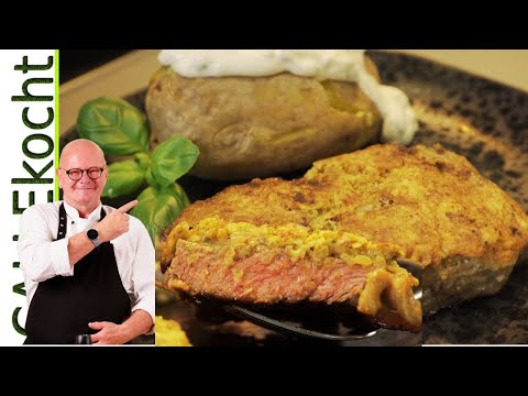 Rumpsteak Strindberg mit Zwiebel-Senfkruste rosa in der Pfanne braten.