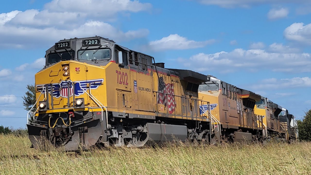 Union Pacific train 7202 leads train MFWSA out of Taylor Texas - YouTube