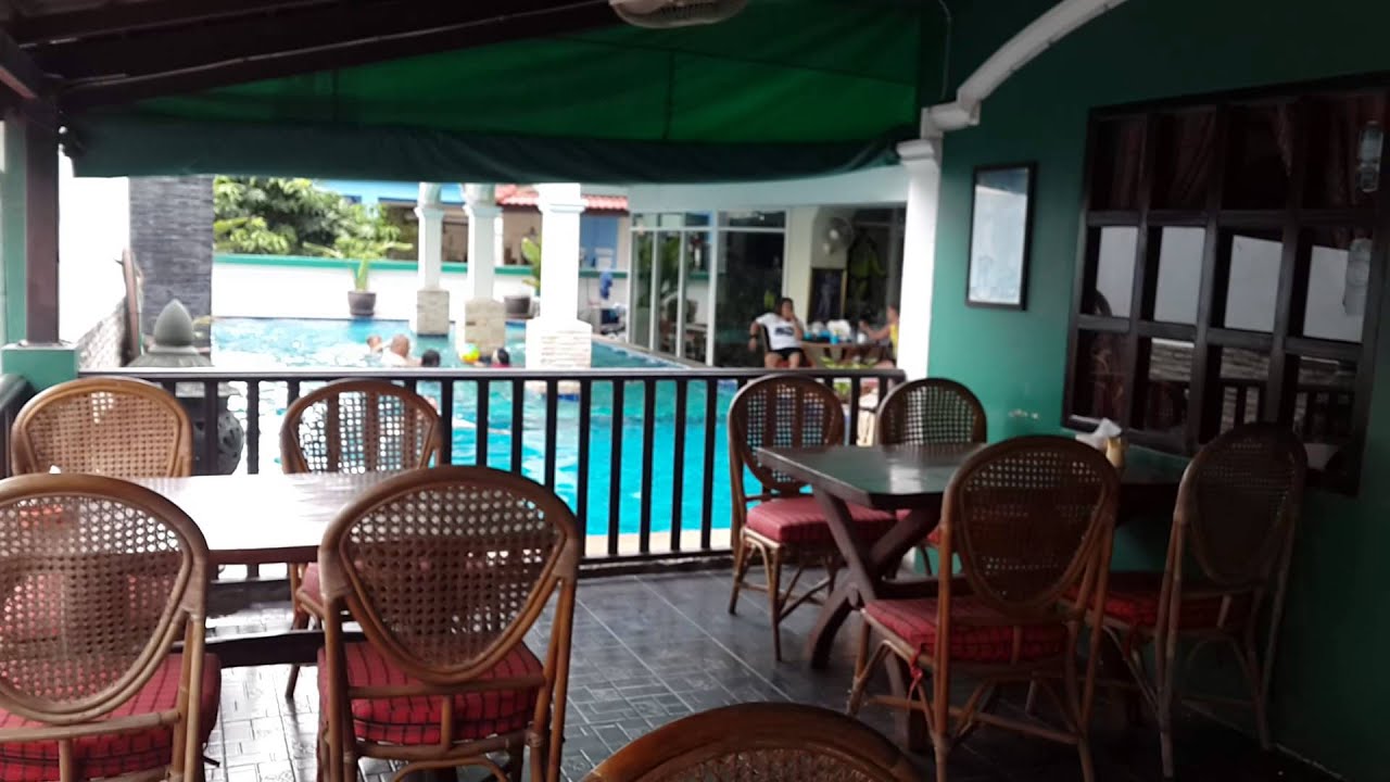 Caddy Shack pub restaurant Pattaya - YouTube