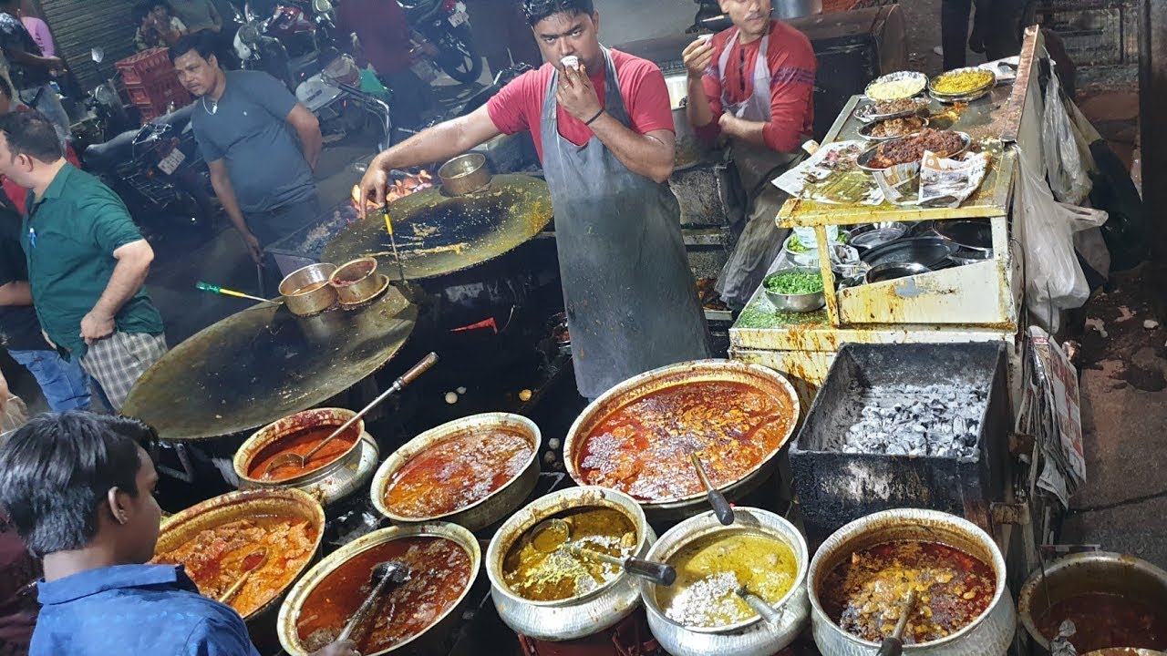 Non-veg Heaven of India - Awesome Indian Street Food Bhatiyar Gali ...