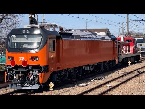 【台湾鉄道E500形第4号機 東芝府中工場出場甲種輸送】JR貨物DD200形3号機＋臺灣鐵路管理局E500型E504号機が西国分寺駅4番線を通過するシーン（9795レ・甲114）2024.2. ...