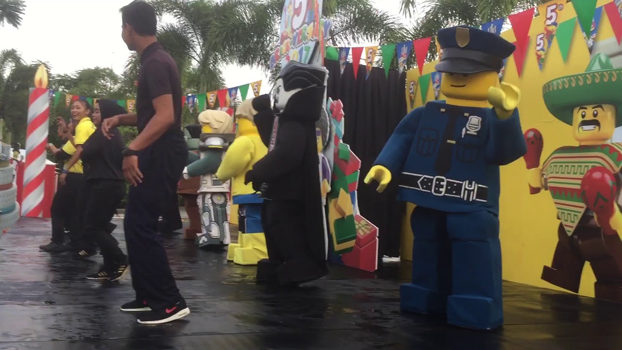 Dance with Nexo Knight, Police, Vampire, Surfer Boy, Frankenstein ...