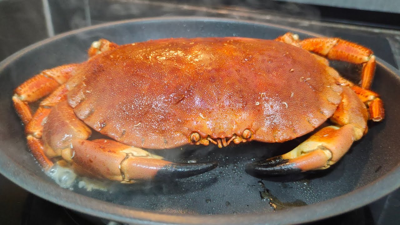 Crabs cooking at dinner - YouTube
