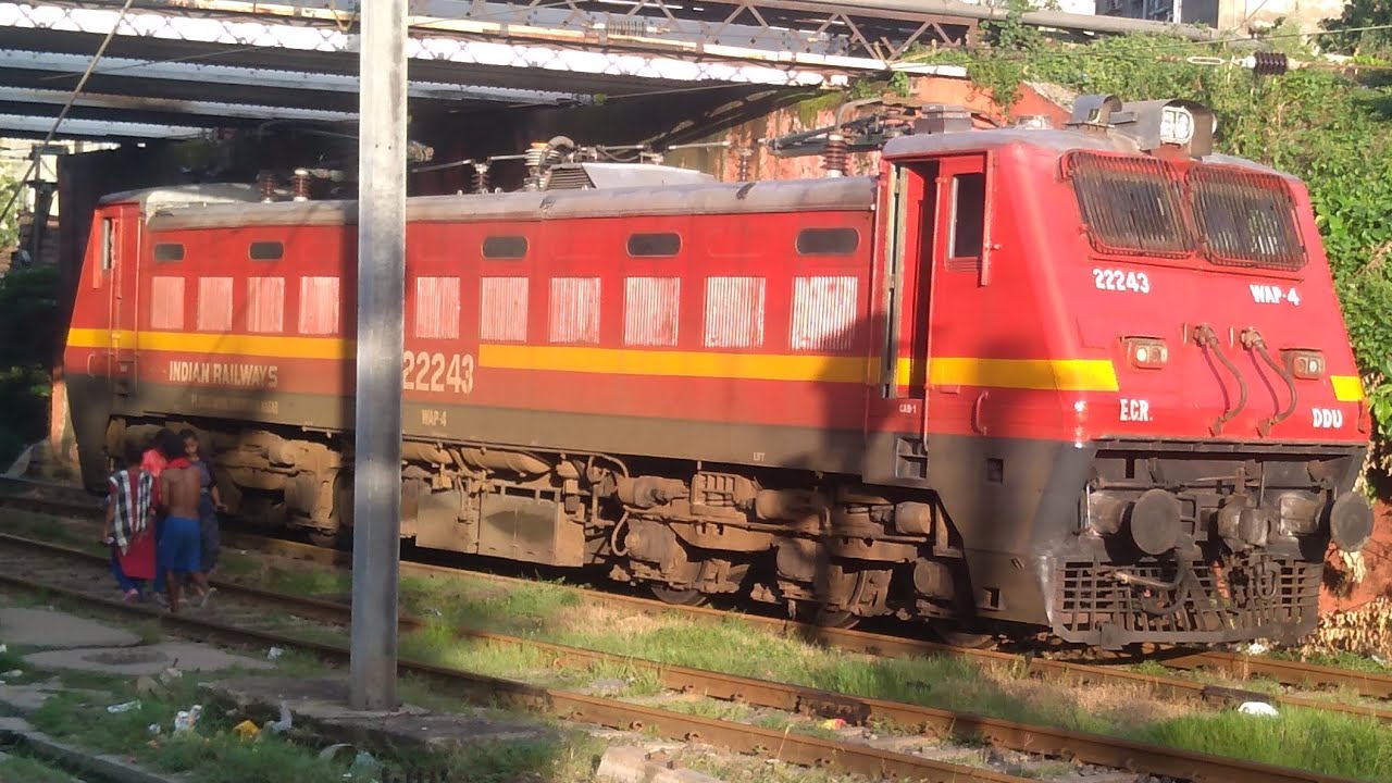 LAZY LIGHT 22243 DDU WAP-4 LOCOMOTIVE GOING TOWARDS CHITPUR ELECTRIC ...