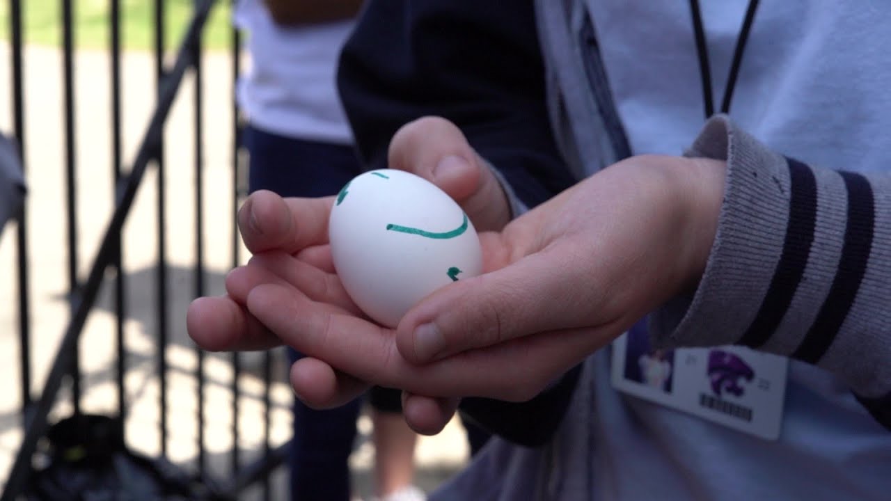 AHS Physics Class Egg Drop - YouTube