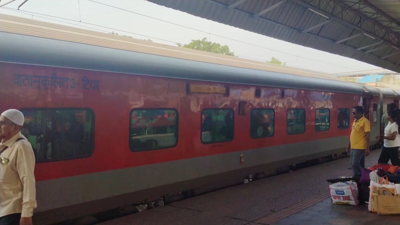 12833 Ahmedabad-Howrah SF Express Arrives Rourkela #train#railway# ...