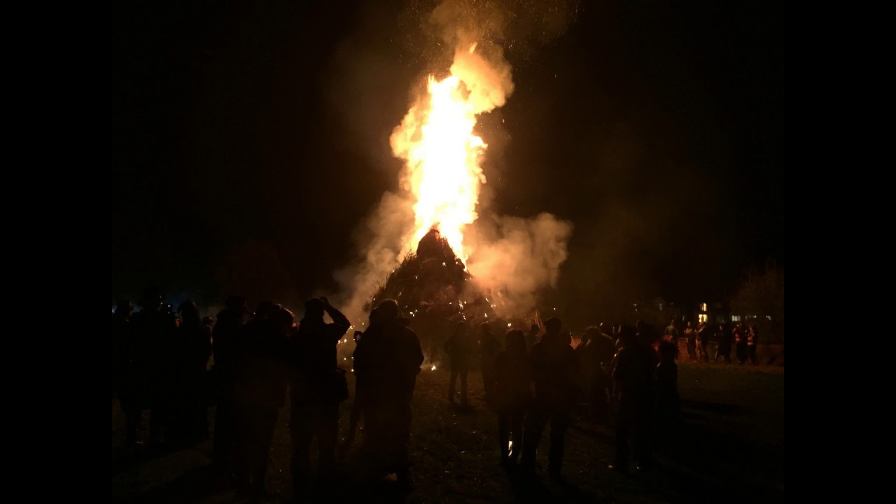 Photographs of Robertsbridge bonfire 16th November 2019 - YouTube