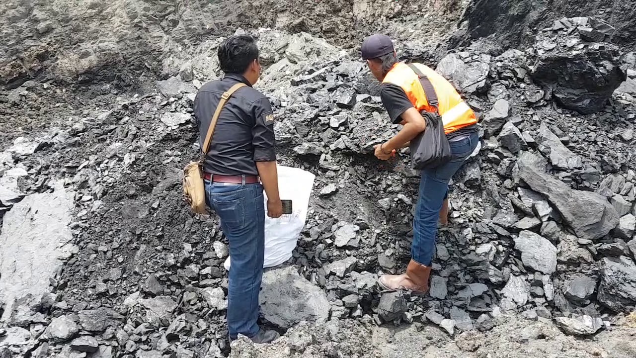 Coal Sampling dari outcrop - YouTube