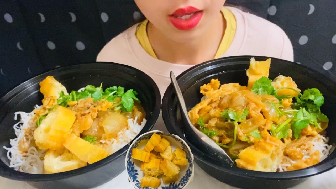 Burmese Catfish Chowder Noodle Soup (Mohinga) ASMR Eating Sounds - YouTube