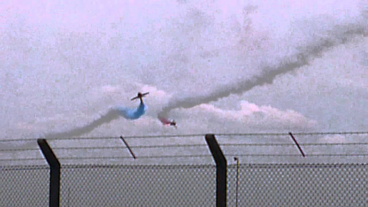 Red arrows synchro pair - YouTube