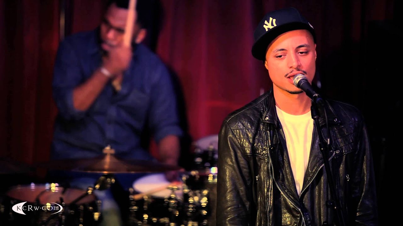 Jose James performing "Trouble" Live at KCRW's Apogee Sessions - YouTube