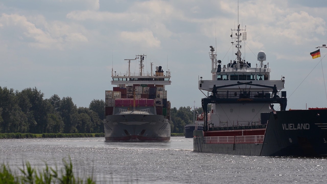 Shipspotting at Kiel Canal (NOK)/ Containership, Coastal Vessels ...
