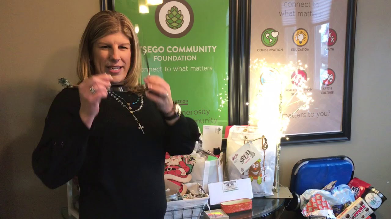 Jen Mazur highlights auction items - YouTube